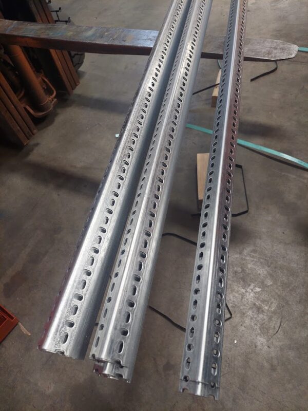 FER ANGLE TROUÉ 1 1/ 2'' X 1 1/ 2 '' X 6-7-8 pied 2.00$ du pied ...